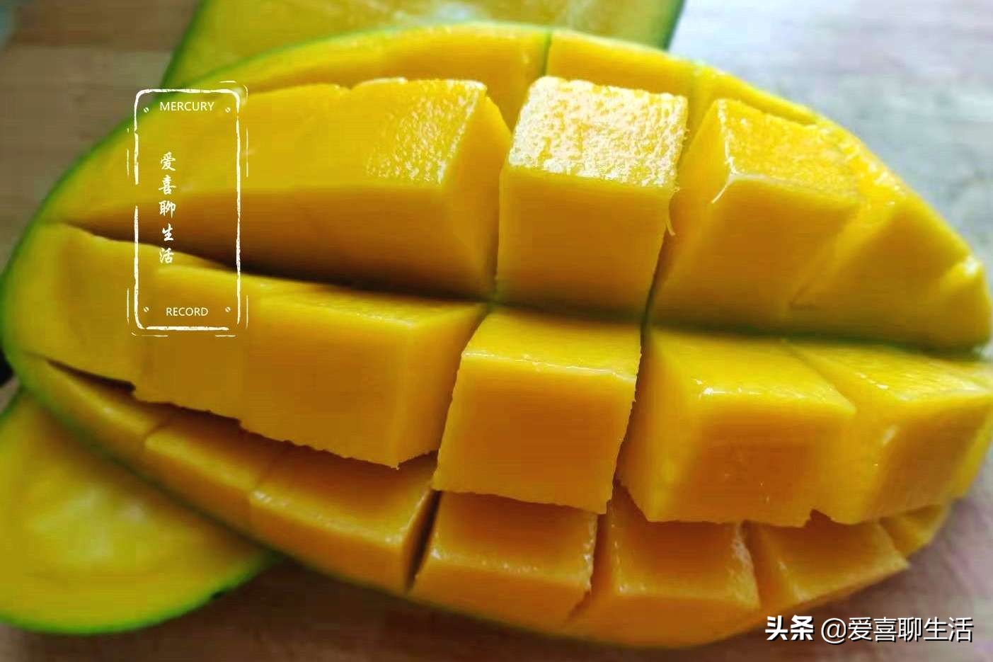 Mango is boiled like this, let cool and cut into pieces. It is sweet ...