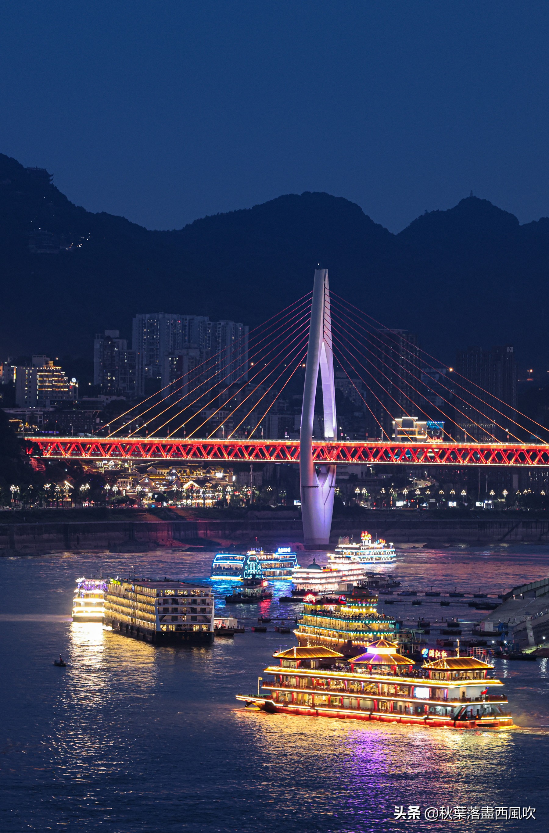 Standing on the Danzishi Old Street in Changjiahui, Chongqing, you can ...