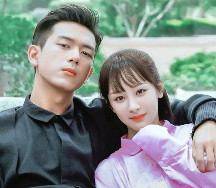 "Tong Yan's couple" in the same box is candy!Yang Zi wears Martin boots ...