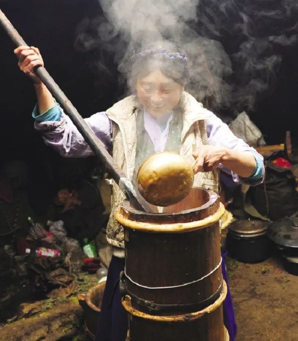In Tibet, how is a bowl of mellow butter tea made? - iNEWS