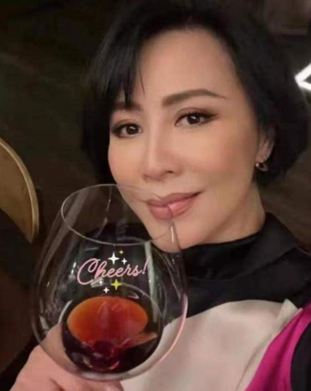 55-year-old-carina-lau-rarely-took-selfies-and-she-tasted-nearly