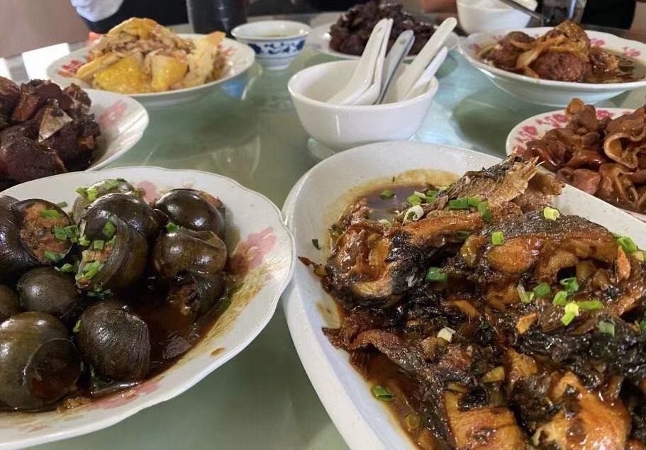 There is a small broken shop in a small Shanghai town that doesn't even ...