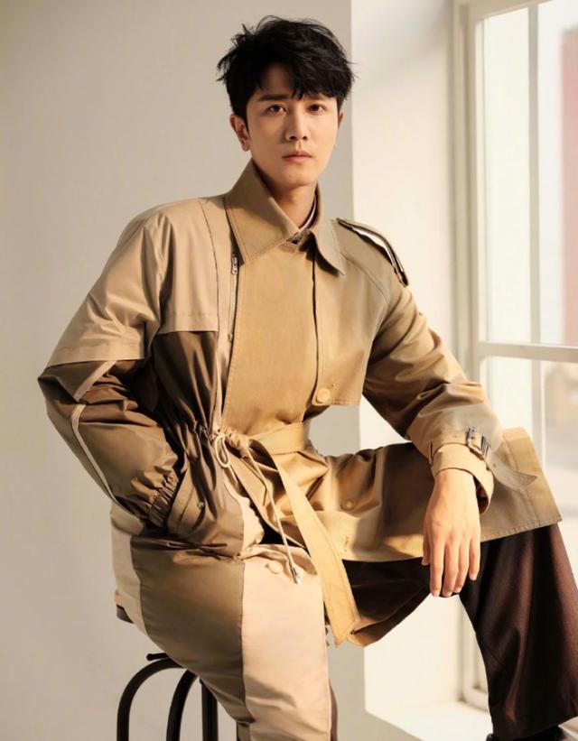 Peng Guanying's daily business photos are released, the dark coffee trousers are handsome and ...