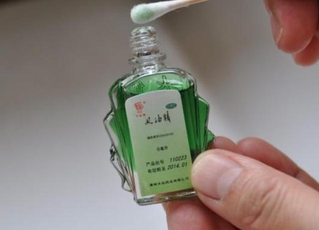 Before going to bed, a male friend puts a few drops of Fengyou essence ...