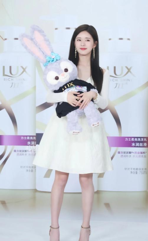 Zhao Lusi's active life picture came out, and she saw her real face value without retouching the ...