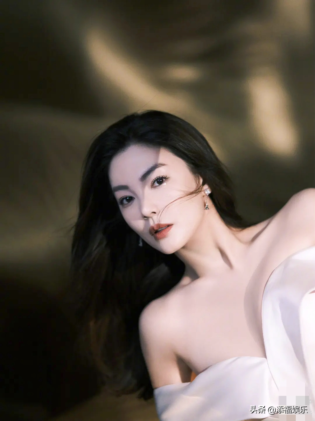 Weibo night Guan Xiaotong wears Luhan to support the color, Yang Mi jewelry is too cumbersome ...