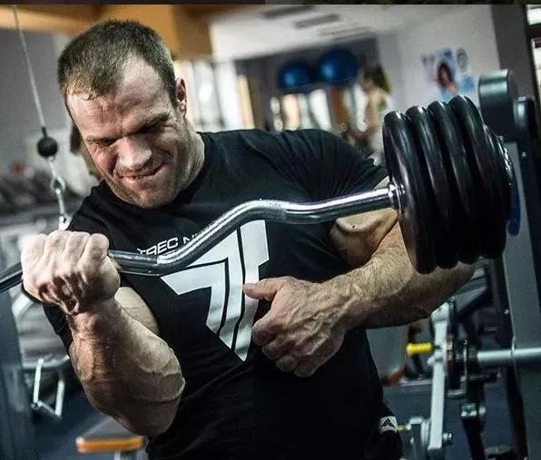 The awkwardness of a muscular man: permanent "bends", and it is not ...