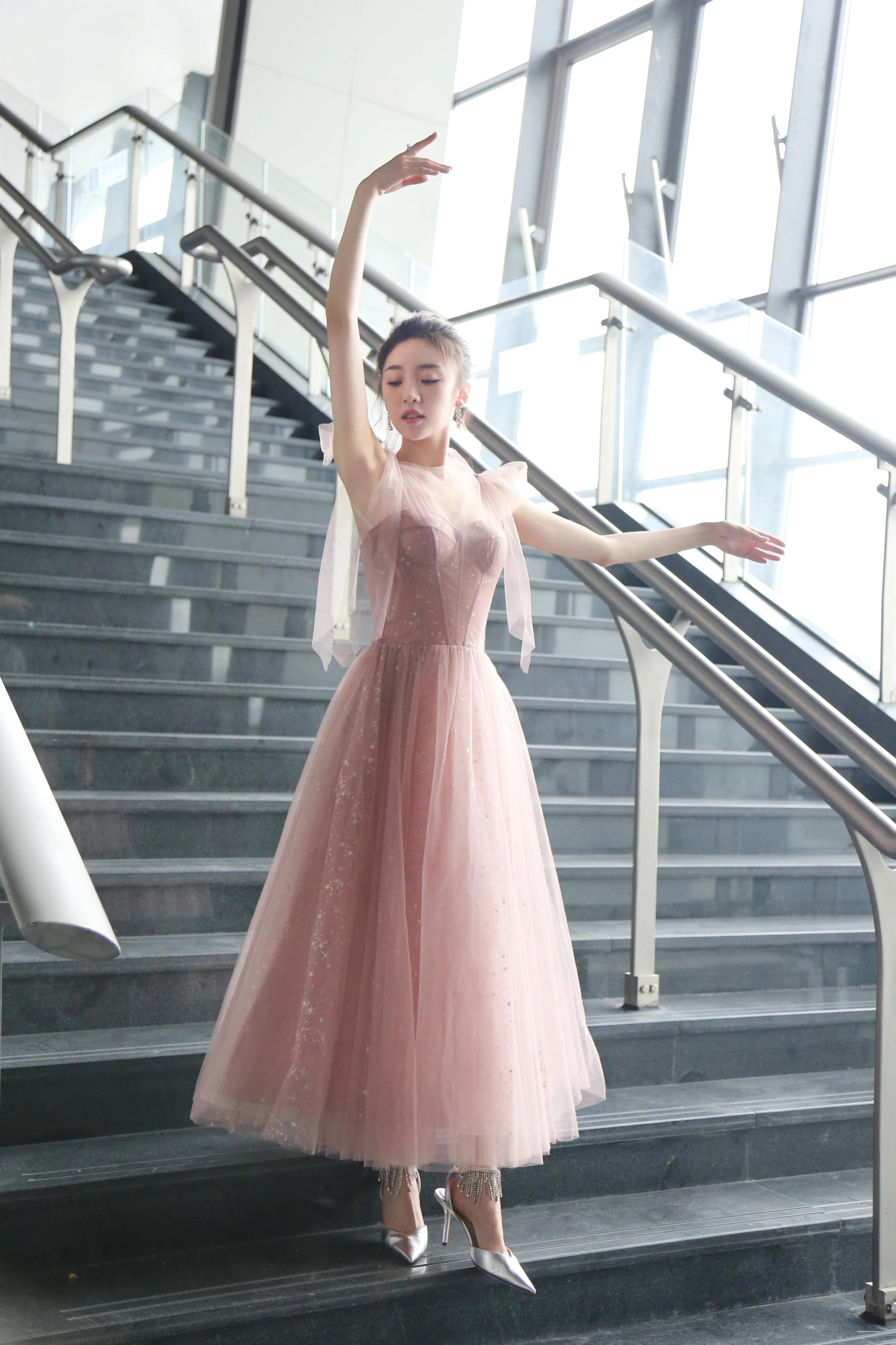 Temperament star Zhang Yue - iNEWS