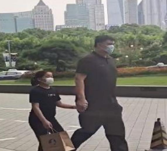 Yao Ming's father and daughter showed up on the street holding hands ...