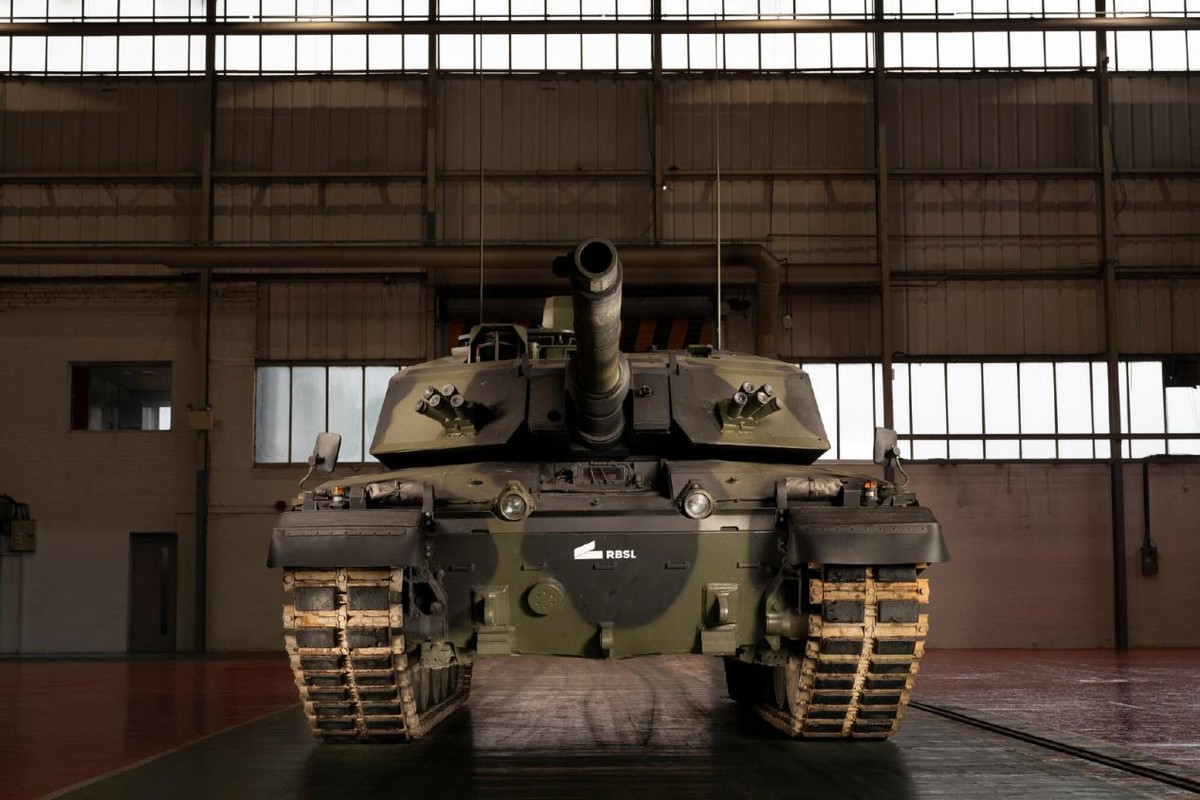 Weighing 80 tons, the latest British tank was unveiled, setting the ...