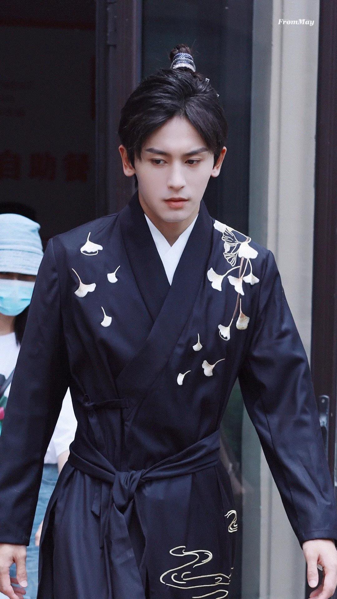 Zhang Zhehan and Wang Bo's zipping shirt triggered a comparison between netizens. In fact, there ...