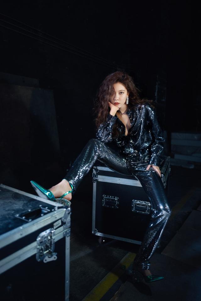 Song Yanfei is so brave, she only wears a button on her shirt and ...