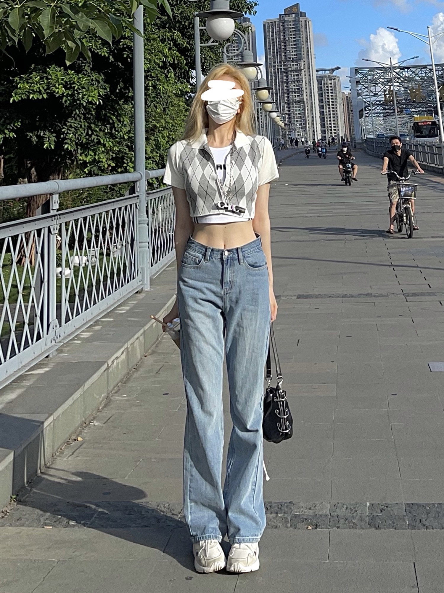 It can be called the ceiling of the fine legs of the entertainment ...