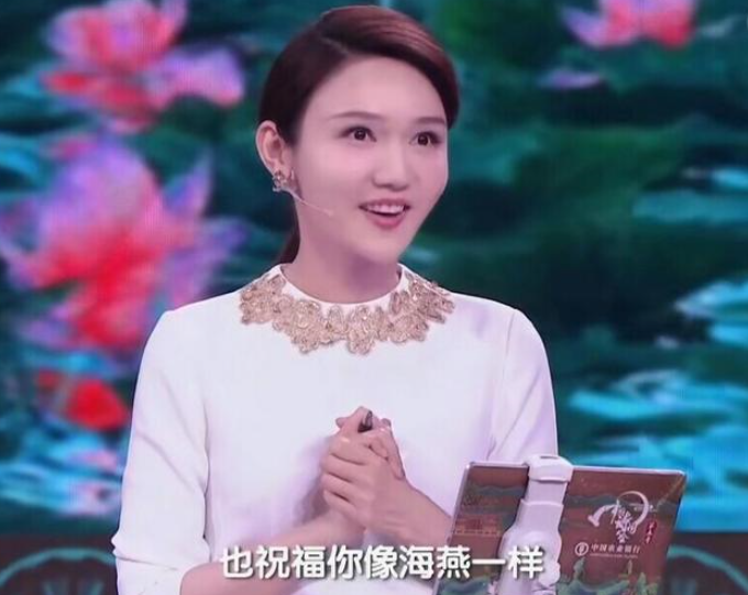CCTV host Long Yang, known as Dong Qing's successor, is a beautiful and ...