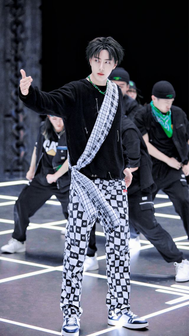 Wang Yibo-Dancing - iNEWS