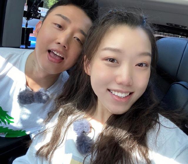 Intimate photo of Zhou Yan Gai with his wife and son - iNEWS