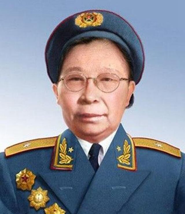 Li Zhen, the founding major general, became the first female general of ...