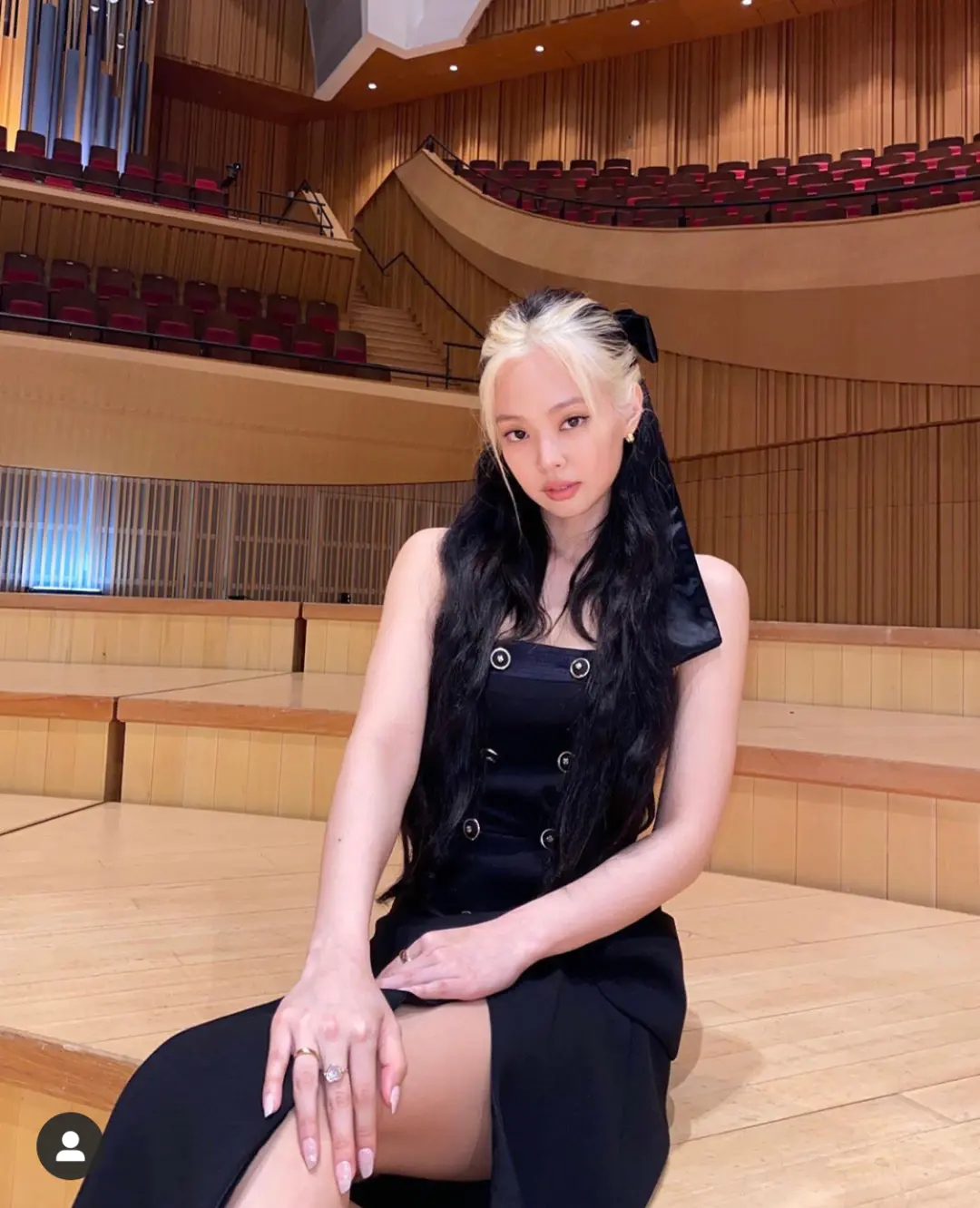 I finally remembered who Jennie's new hairstyle looks like - iNEWS