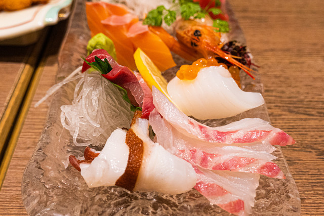 Unacceptable Japanese culture, enjoy human body sushi in a Japanese ...