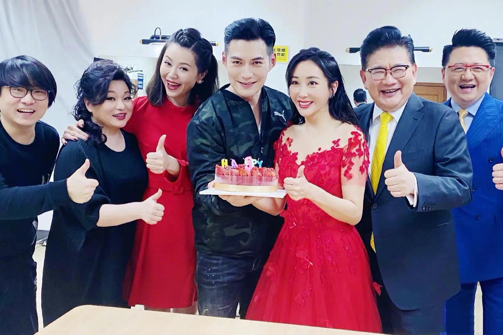 Du Ruoxi celebrates 35 years old! The figure in red is too strong, 41 ...