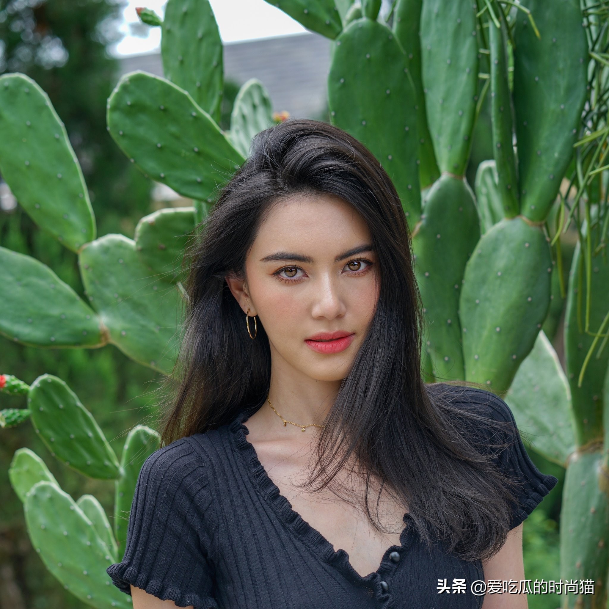 The Thai half-blood goddess Mai shows off the vest line!Too beautiful ...