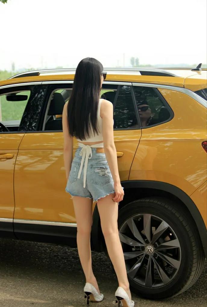 Beautiful model takes us to understand Tan Yue - iNEWS