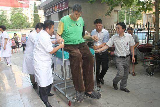 China's first male giant Wang Fengjun: 2.55 meters tall, a head taller ...