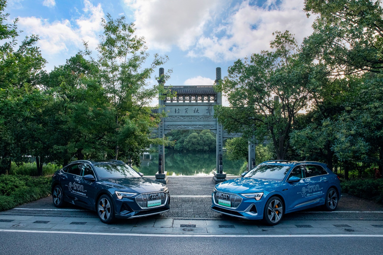 The flagship luxury and comfortable test drive Audi e-tron pure ...