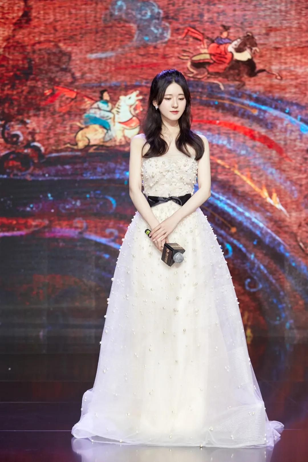 Say goodbye to wigs, Zhao Lusi's "tou and face" hairstyle is super thin ...