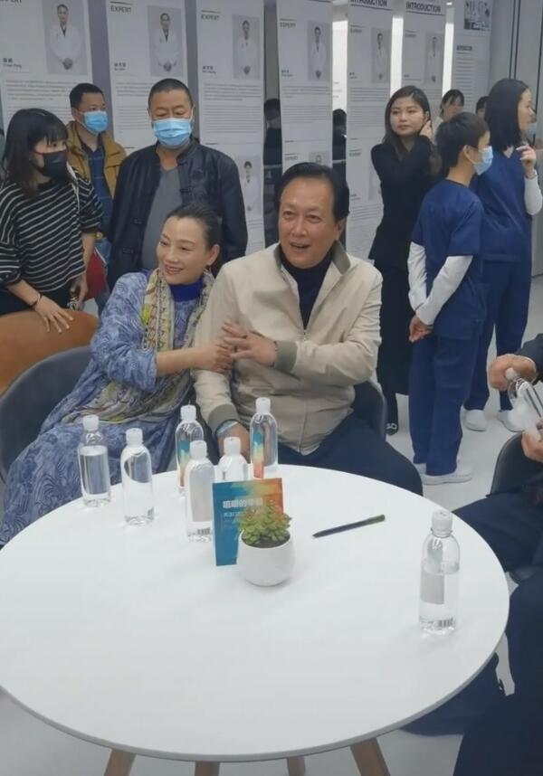 47-year-old "Duan Fei" Li Yijuan took Tang Guoqiang's arm and was ...