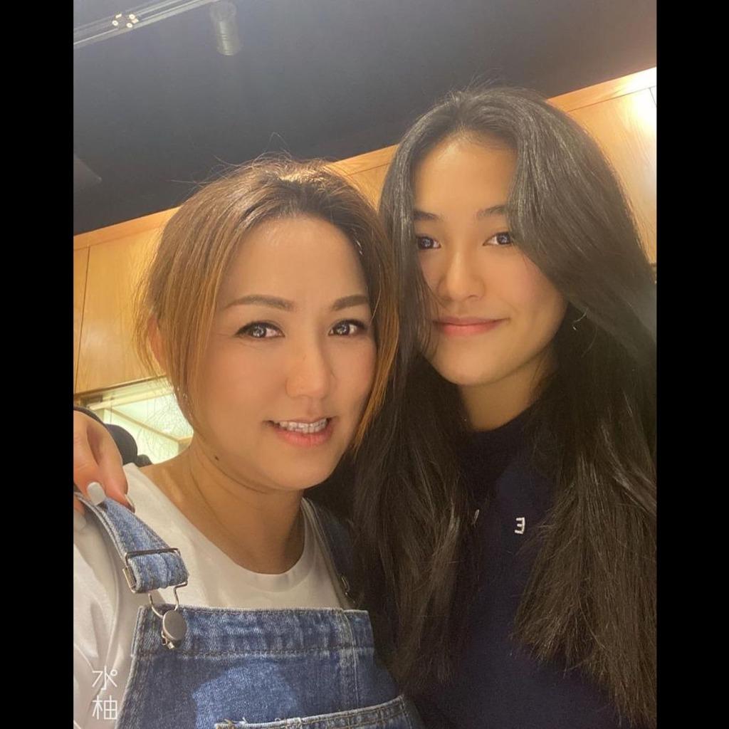 Li Ruien's daughter has a good singing voice from studying in Australia ...