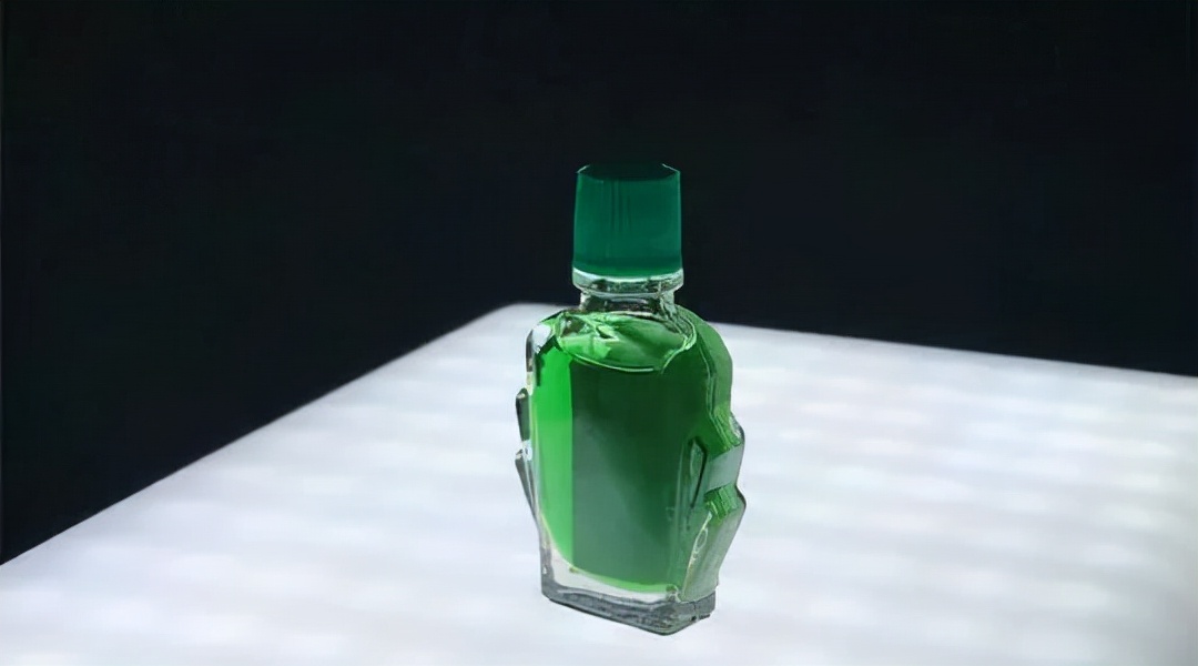 A man puts a few drops of Fengyou Essence on his belly every night ...