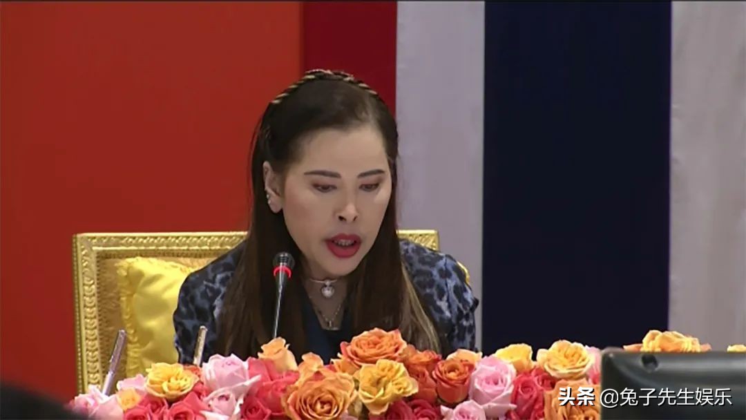 The Thai princess is paralyzed and honorable. She has style in official ...