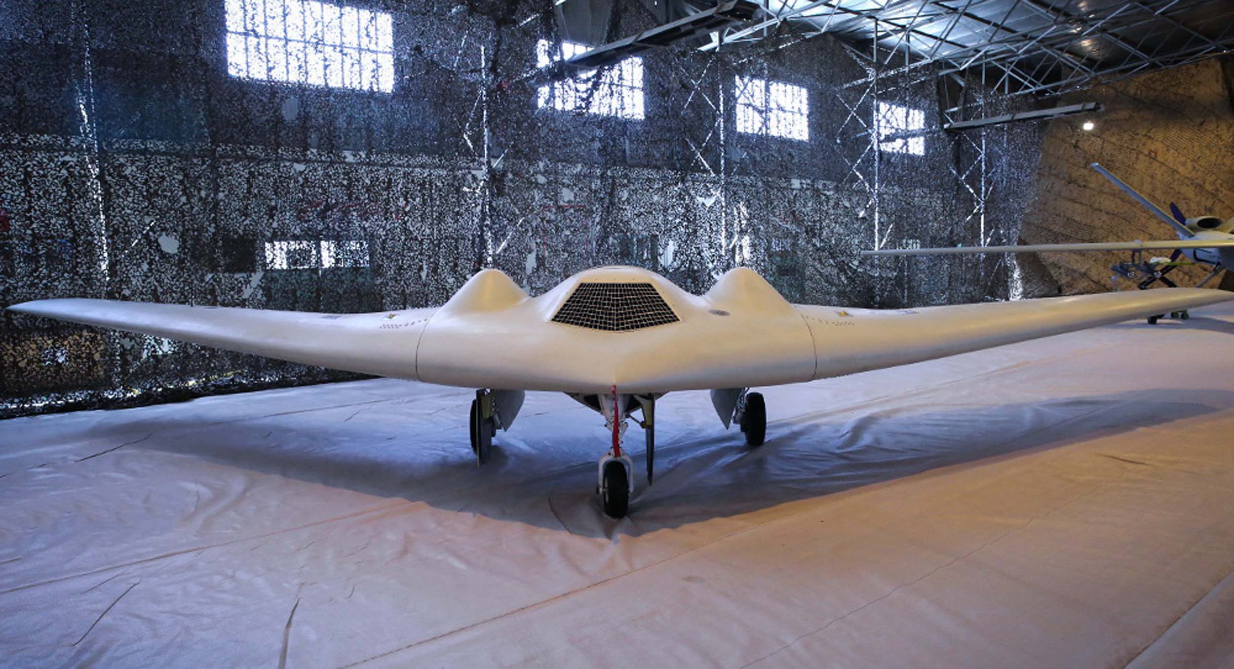 Flying wing UAV appeared in the Philippines, RQ180 into actual combat?Wingspan is larger than ...