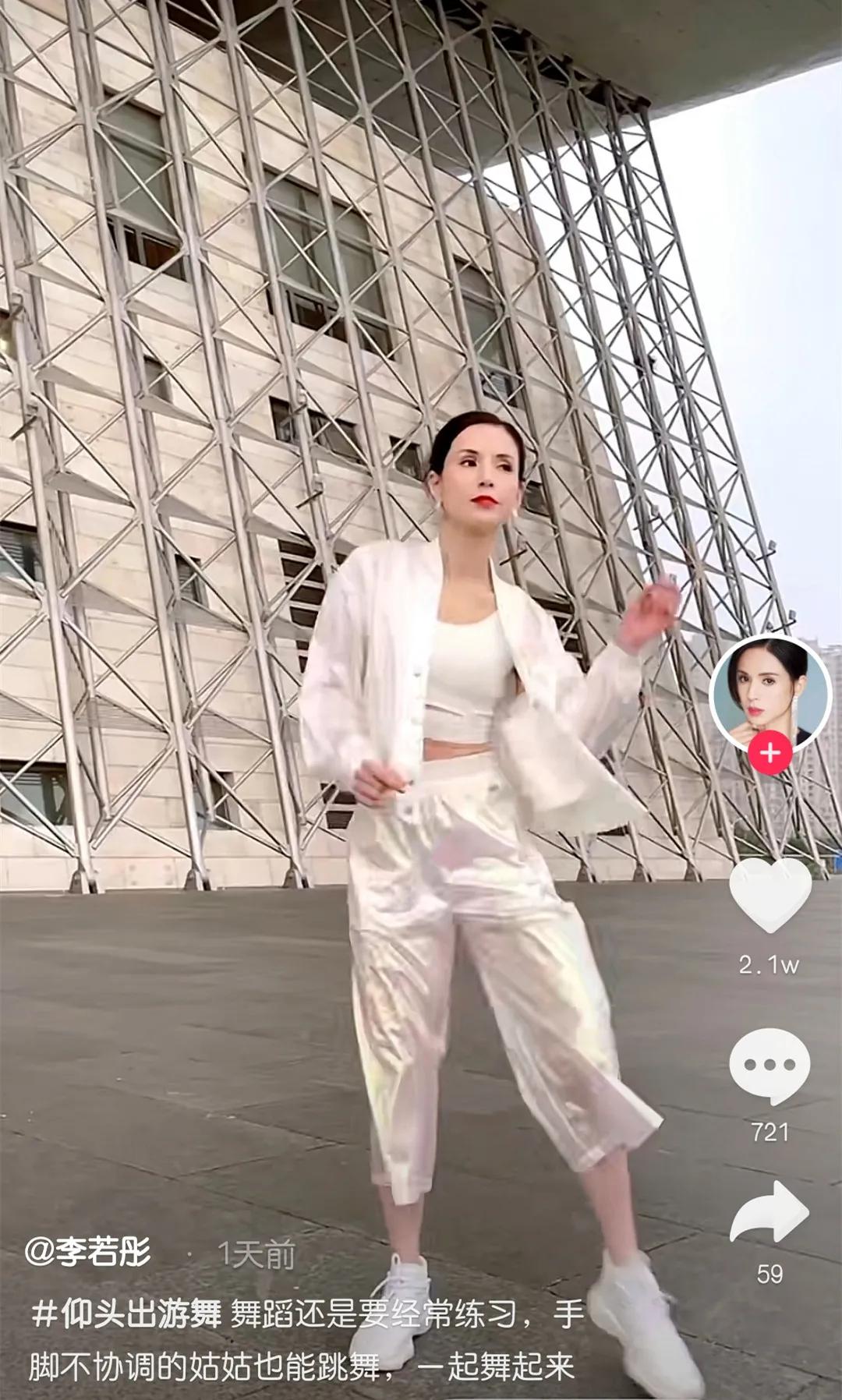 Abandoned by the "scum man", and experienced his father's death, Li Ruotong became himself after ...