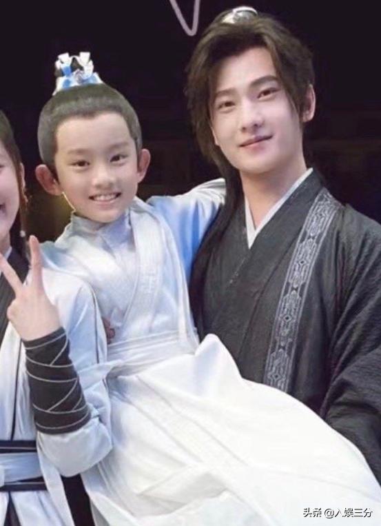 Yang Yang, Zhao Lusi and the young actors take a photo. The three of them are like three in the ...