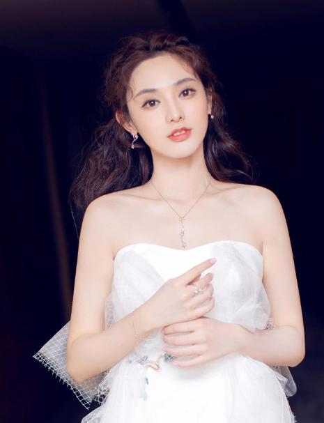 Remember the "Xiao Feng" in "East Palace"?She changed her face again ...