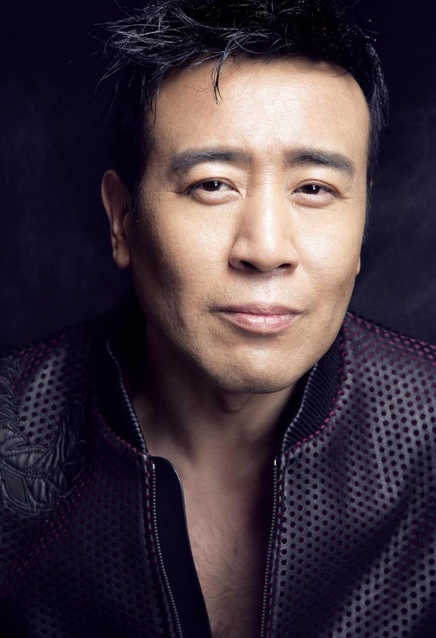 Yu Hewei and the three women behind him - iNEWS