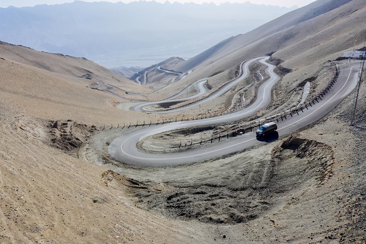 Xinjiang Panlong Highway, the scenery is so beautiful, like a winding ...