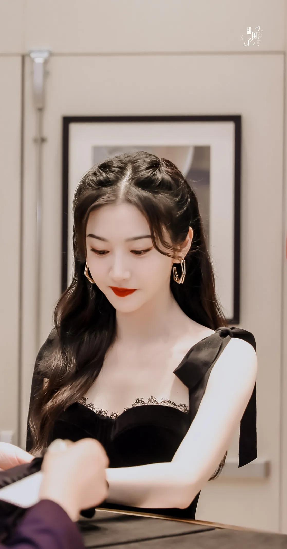 Jing Tian's latest look has been released. The black evening dress ...