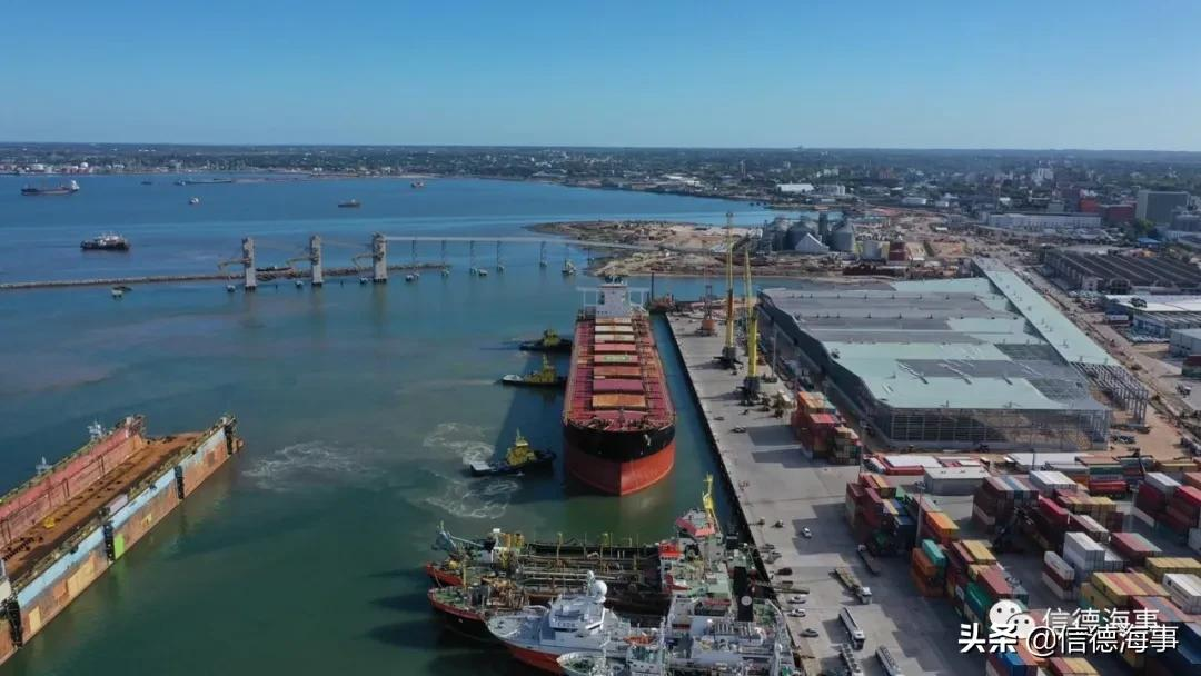 The 180,000 dwt Capesize big ship is loaded with logs, the scene ...