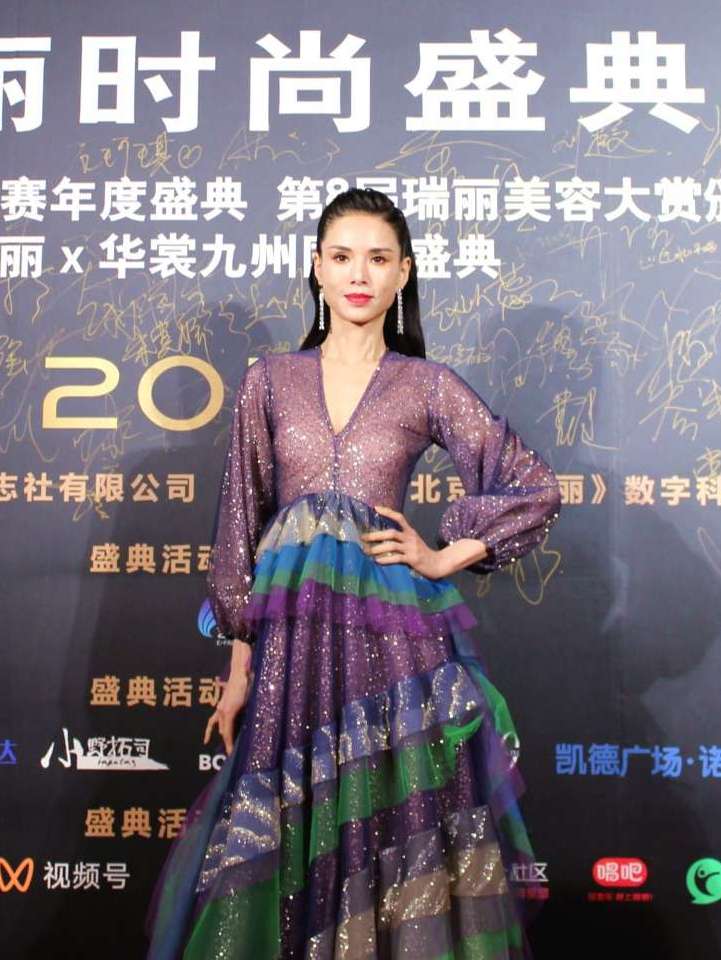 Ruili Fashion Ceremony Picture: Li Xi Ruixiu backs Wei Ya with her legs ...