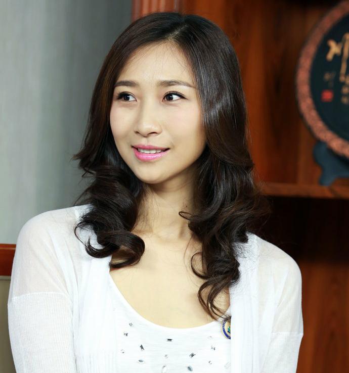 Honglei Sun takes his 15-year-old wife on a trip. The woman has ...