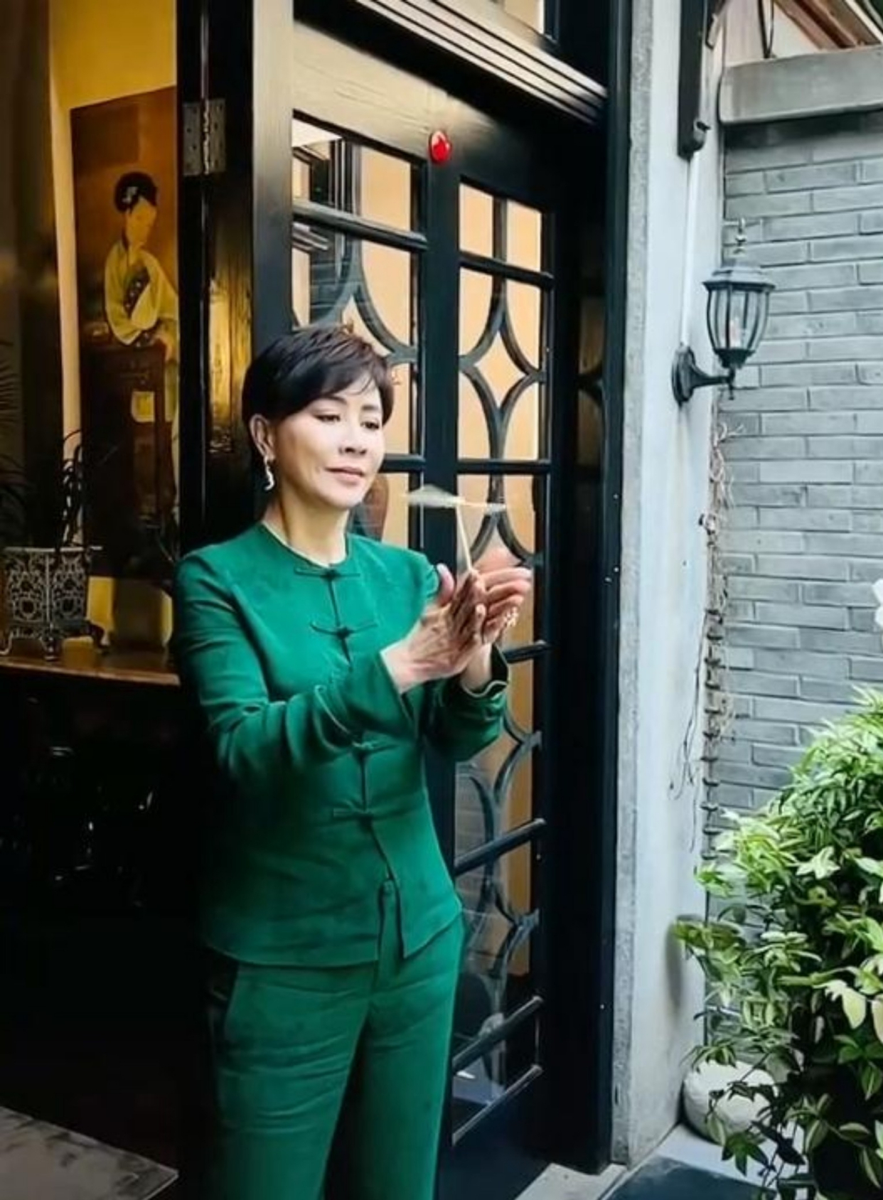 Carina Lau no longer pretends to be tender, and she wears a green Tang ...