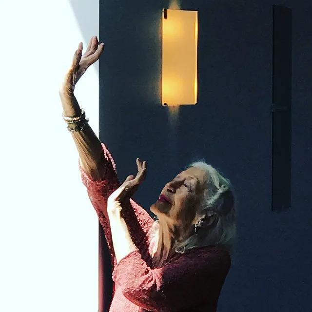 A legendary old lady, 107 years old, singing and dancing for a hundred ...