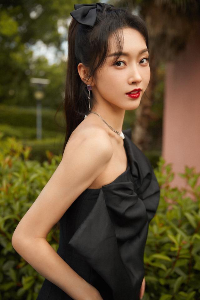 Xuan Lu attended the new play conference, wearing a super-large bow ...