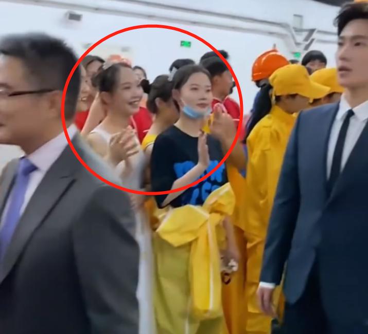 What does Yang Yang look like in real life?Appearing at the backstage ...