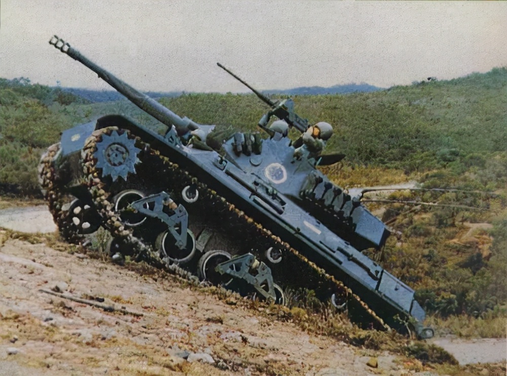 Magically modified M3 Stuart light tank, the combat effectiveness is so ...