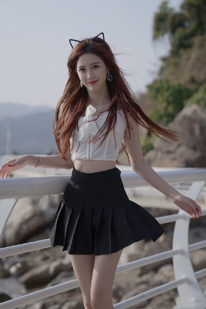 The cherry girl's dreamy smile, like a fairy in a novel, has a slender ...