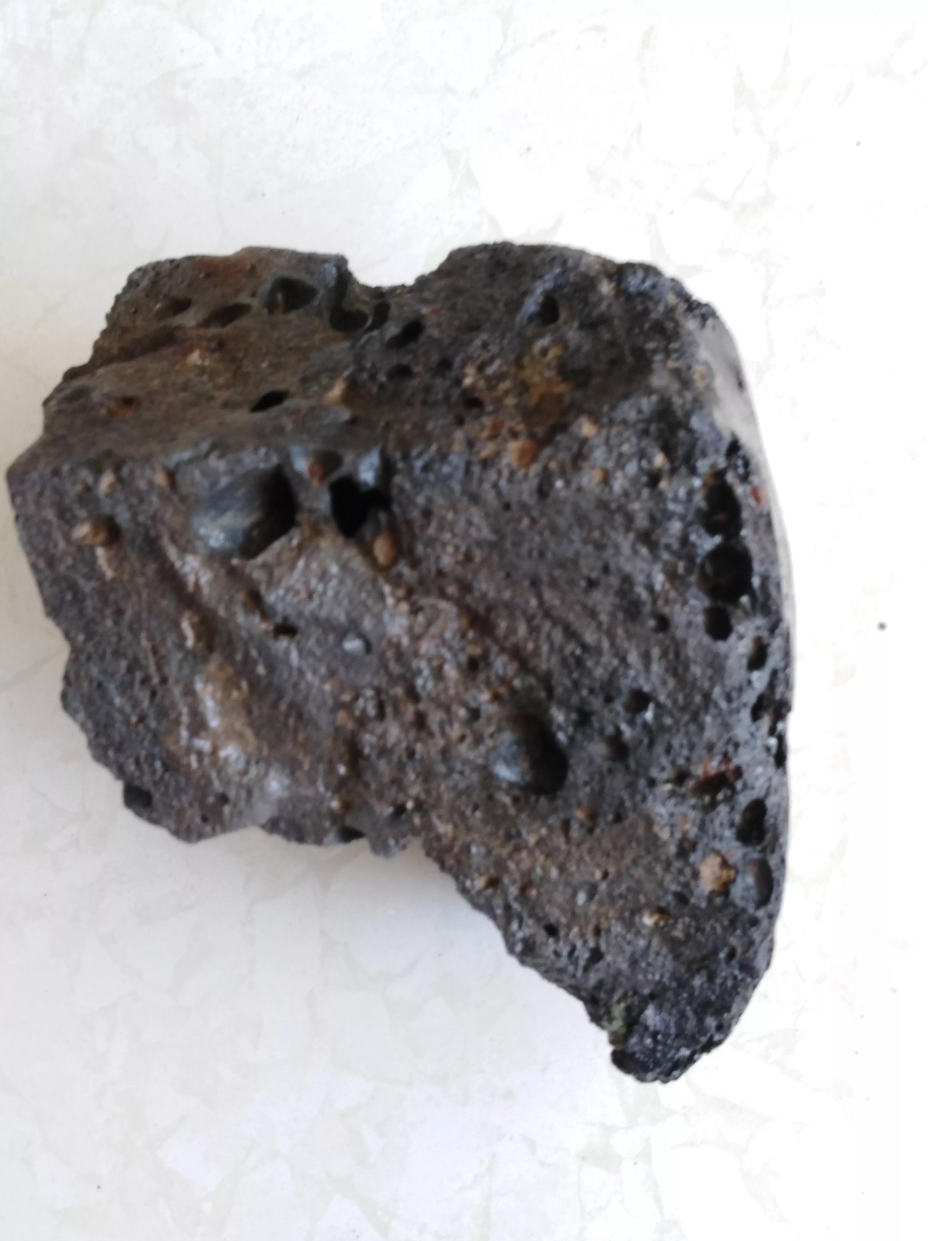 Today I sent a glass meteorite, the original side is all one meteorite ...